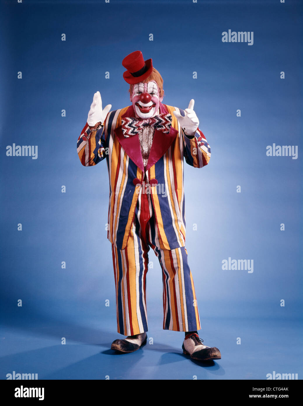1970s FULL LENGTH PORTRAIT OF CLOWN IN STRIPED COSTUME Stock Photo - Alamy