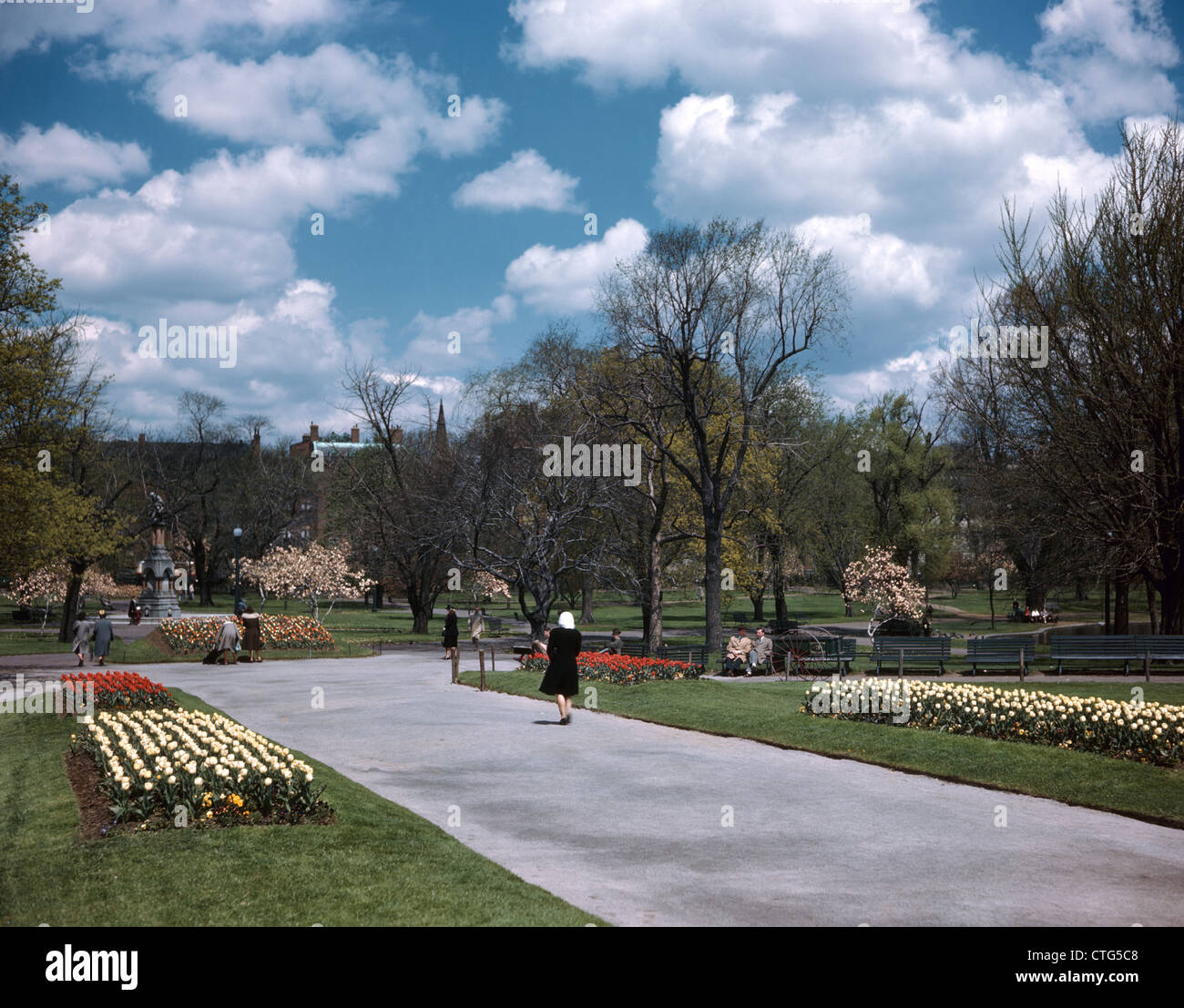 1950s woman walking hi-res stock photography and images - Alamy