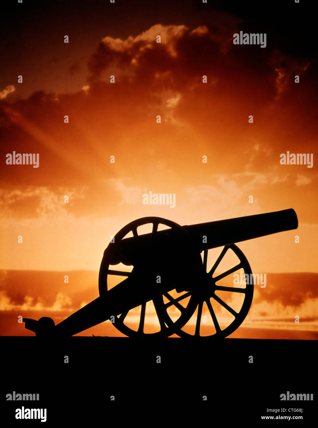 SILHOUETTE CIVIL WAR ERA CANNON SUNSET Stock Photo - Alamy