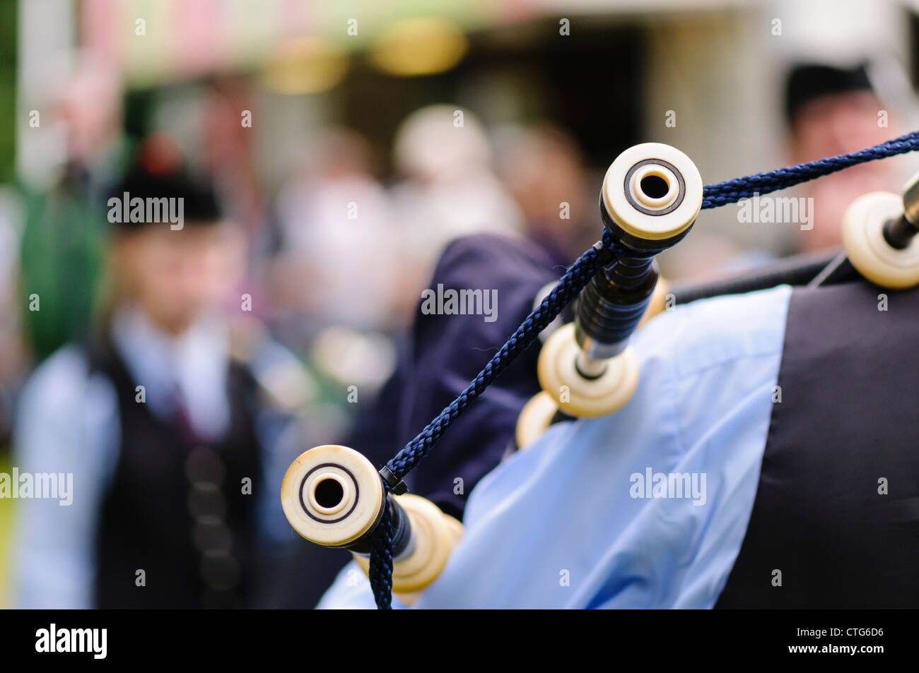 Drones of a set of bagpipes over a piper's shoulder Stock Photo - Alamy
