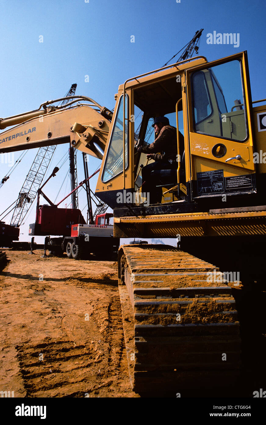 1970s CONSTRUCTION VEHICLE EXCAVATOR EARTH MOVER Stock Photo - Alamy