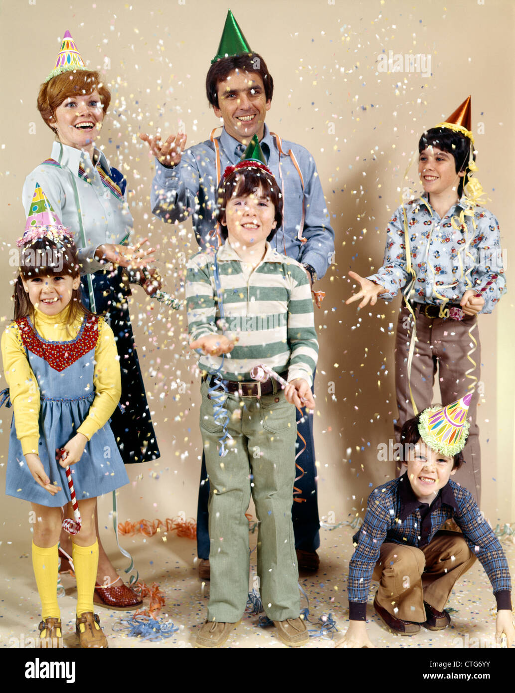 1970s family children throwing party hi-res stock photography and ...
