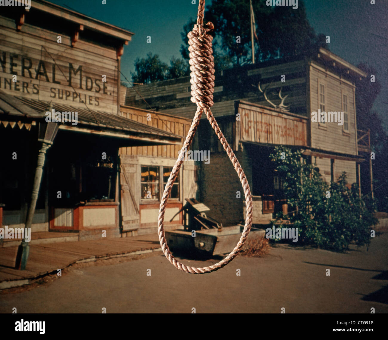 1960s ROPE HANGMAN NOOSE BACKGROUND OLD WEST COWBOY TOWN LYNCHING Stock ...