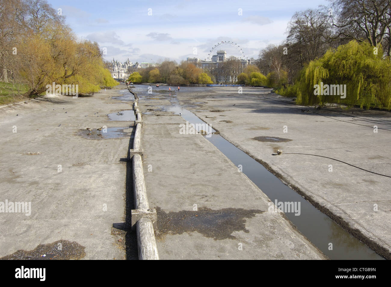 Drained lake in Saint James Park in London, England Stock Photo - Alamy