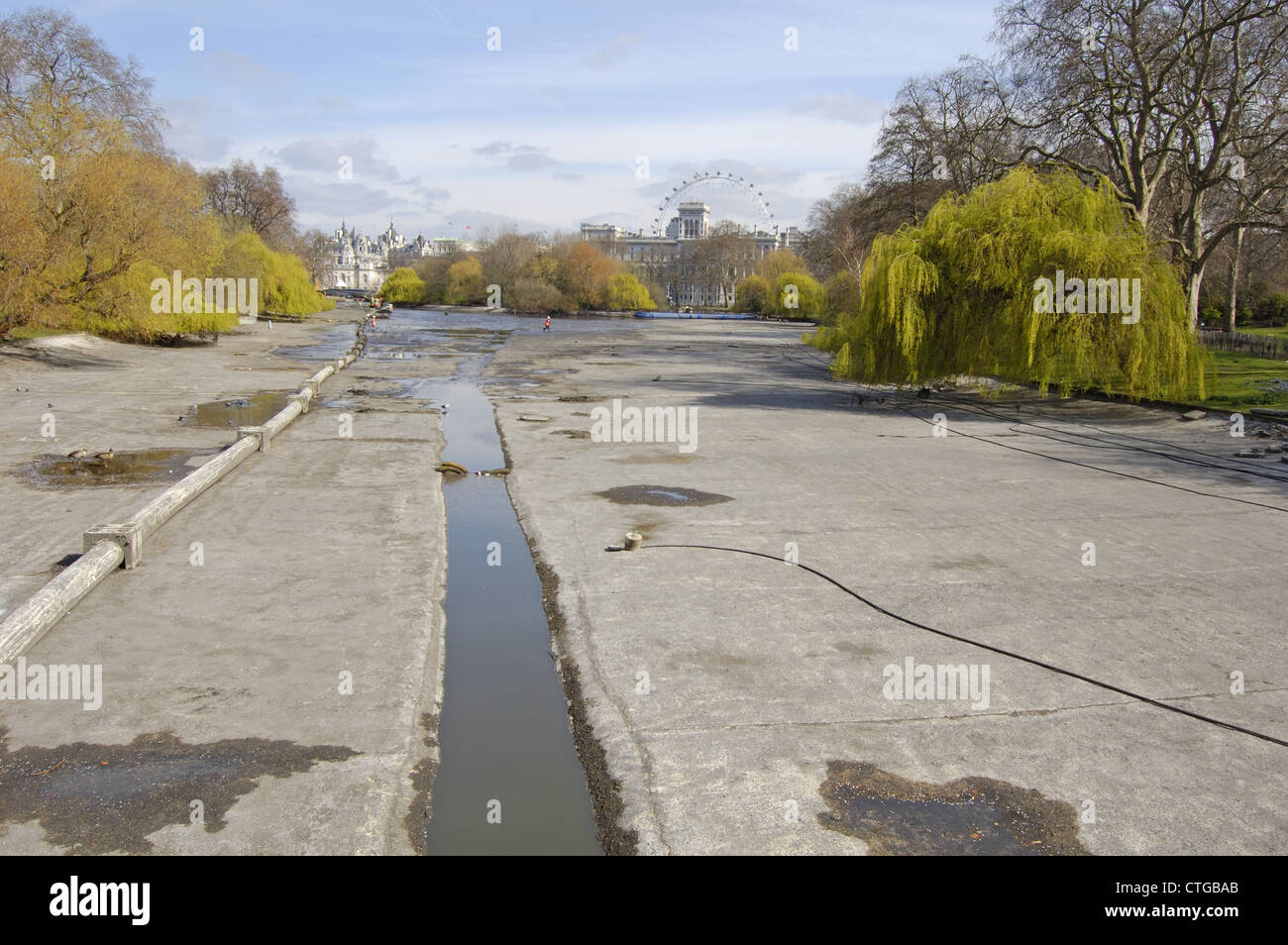 Drained lake in Saint James Park in London, England Stock Photo - Alamy