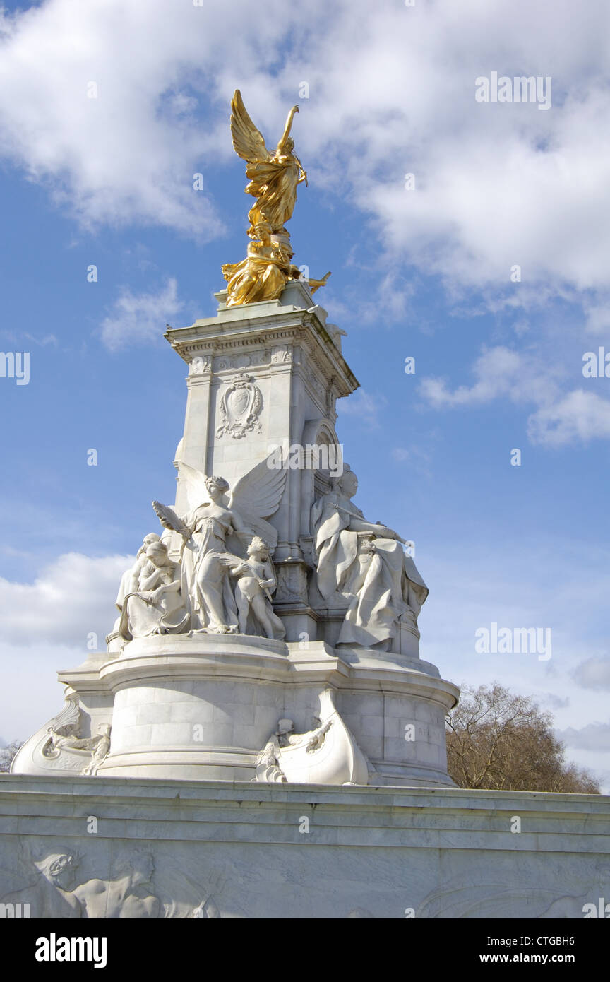Monument on Buckingham Palace Roundabout in London, England Stock Photo ...