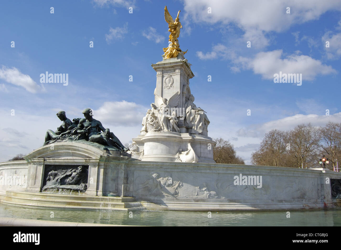 Monument on Buckingham Palace roundabout in London, England Stock Photo ...