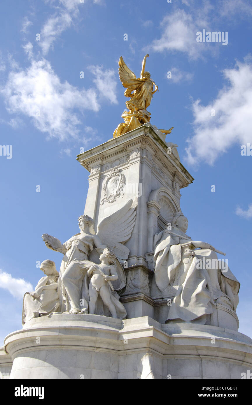 Monument on Buckingham Palace roundabout in London, England Stock Photo ...