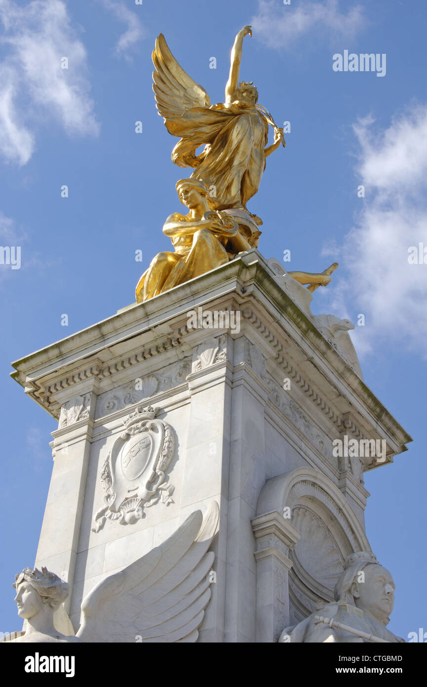 Monument on Buckingham Palace roundabout in London, England Stock Photo ...
