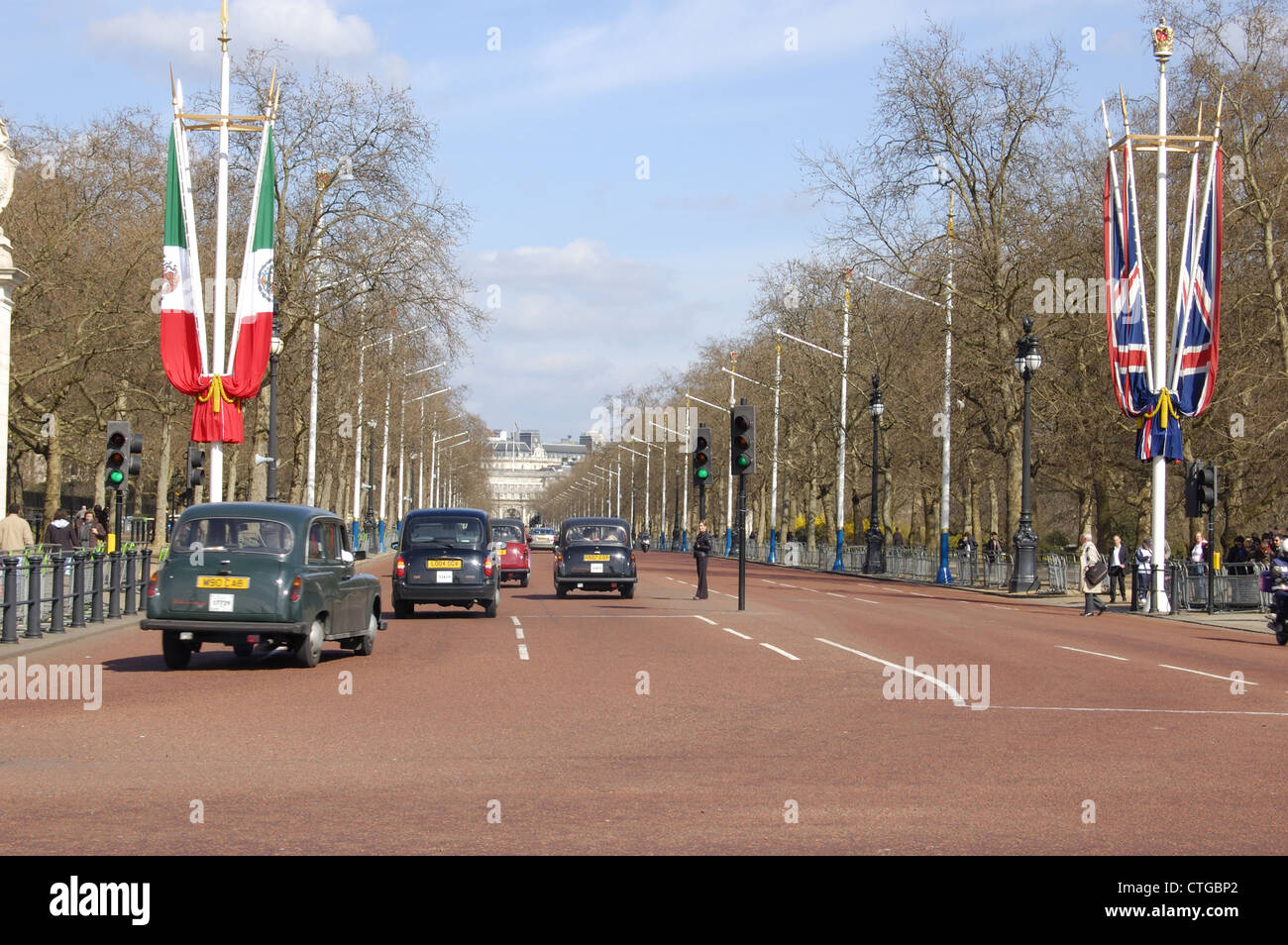 View along The Mall from Buckingham Palace roundabout in London ...
