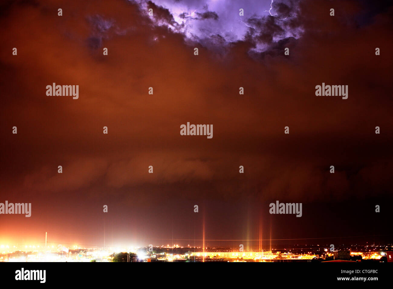 Lightning above bulging front severe hi-res stock photography and ...