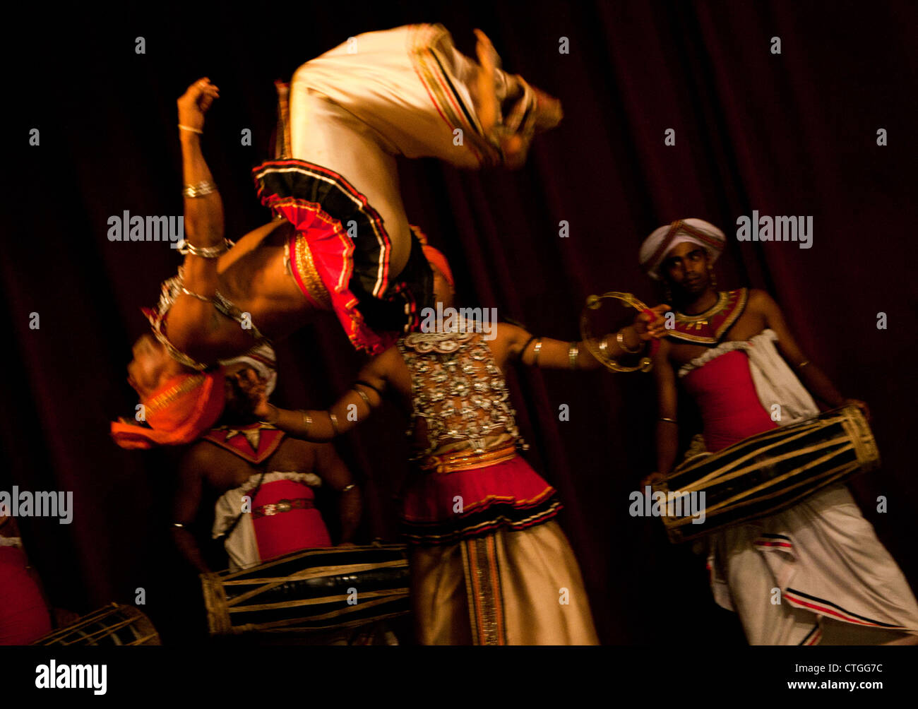 Kandyan performer hi-res stock photography and images - Alamy