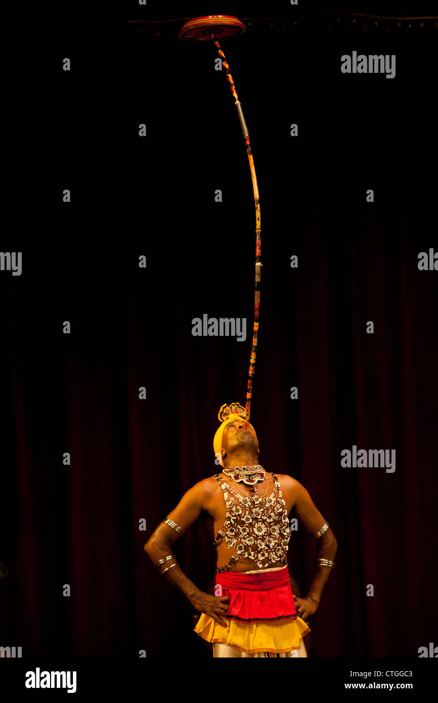 Kandyan dance hi-res stock photography and images - Alamy