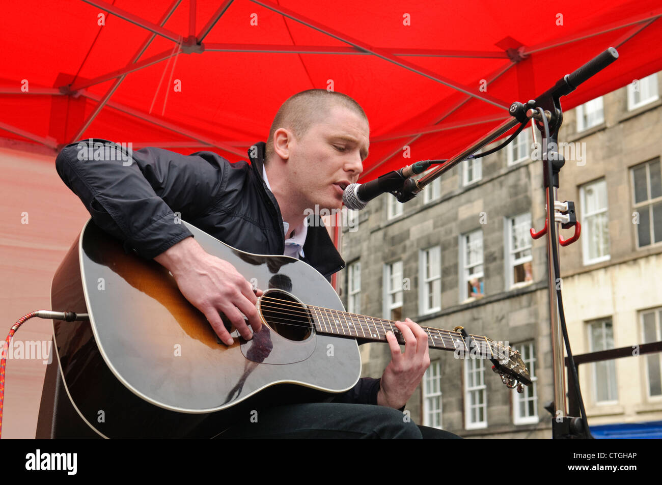 Male solo singer hi-res stock photography and images - Alamy