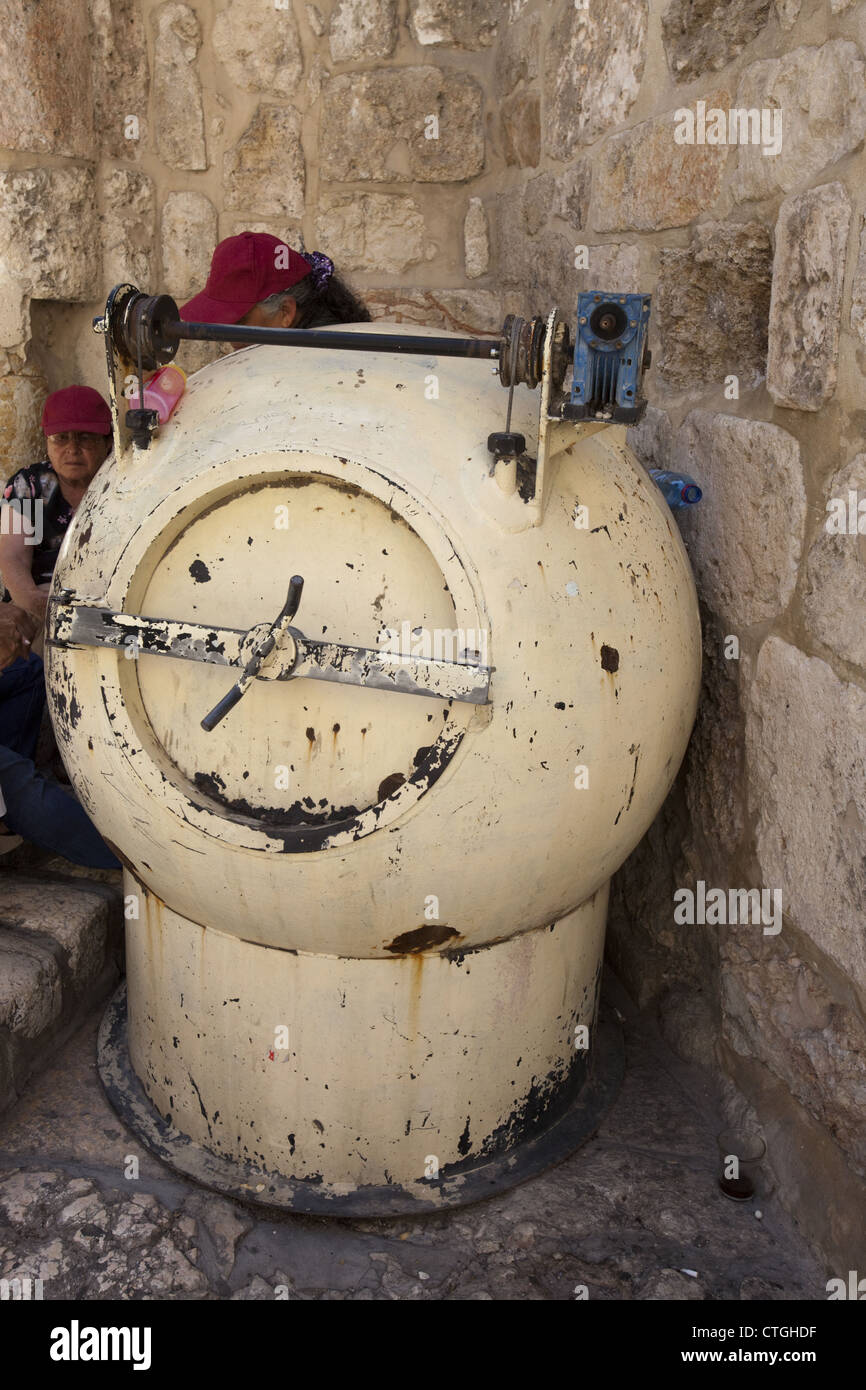Bomb disposal equipment hi-res stock photography and images - Alamy