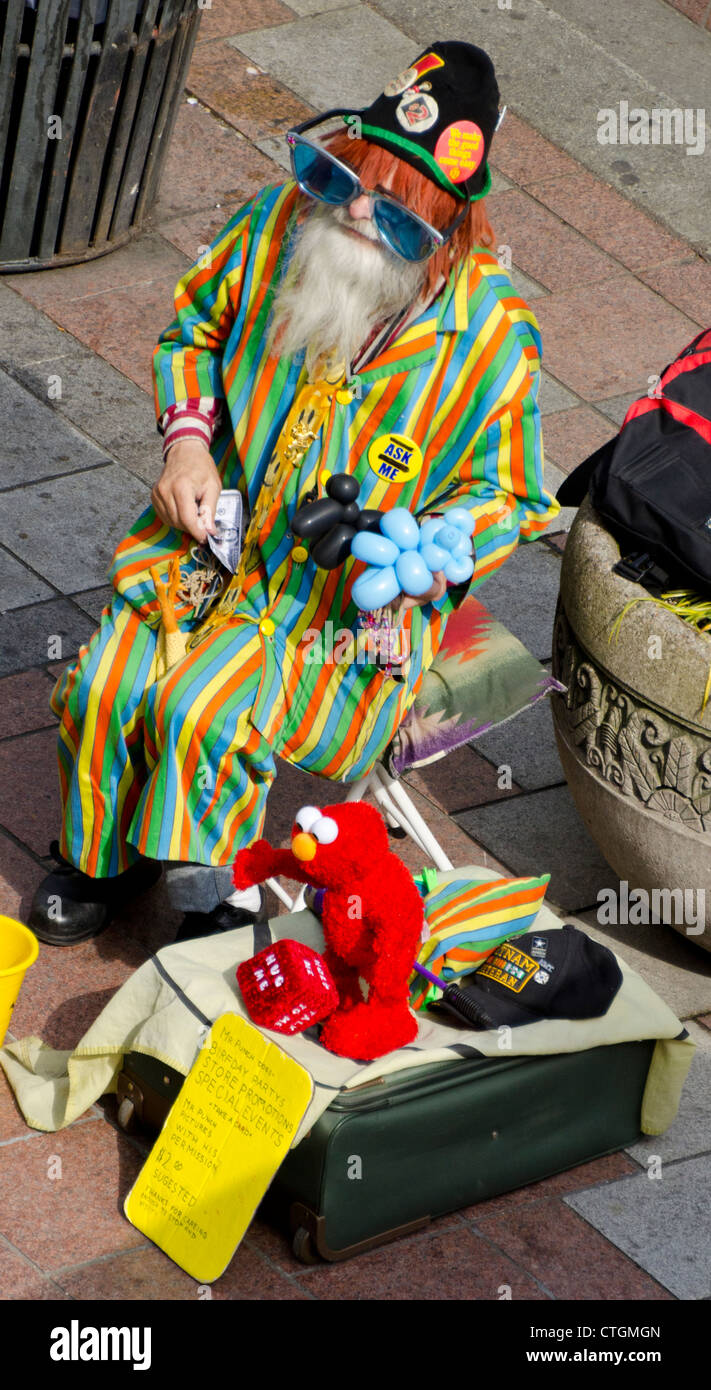 Clown street balloons hi-res stock photography and images - Alamy