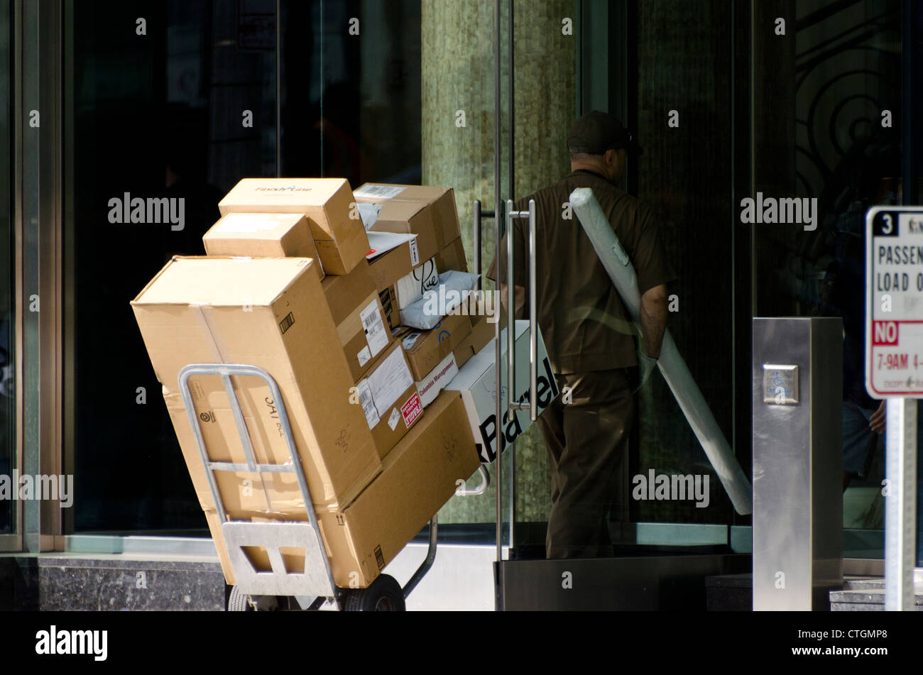 Ups delivery man hi-res stock photography and images - Alamy