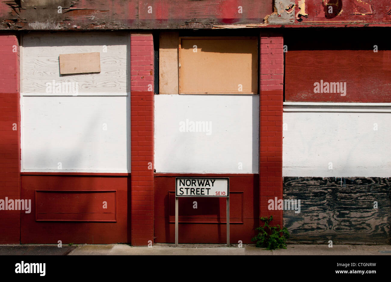Boarded up pub hi-res stock photography and images - Alamy
