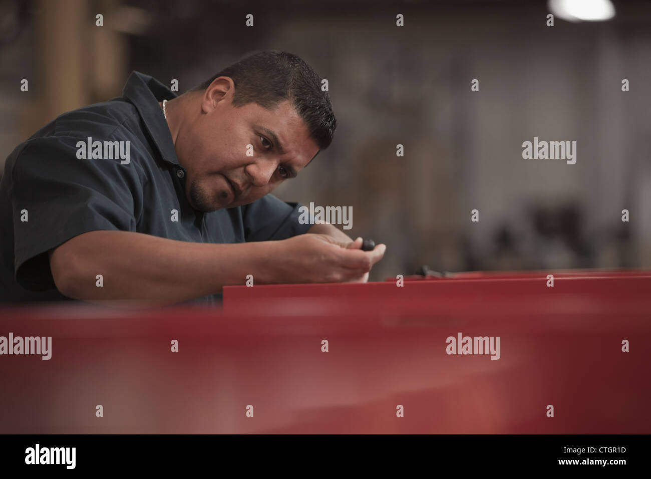 Hispanic worker working in warehouse Stock Photo - Alamy