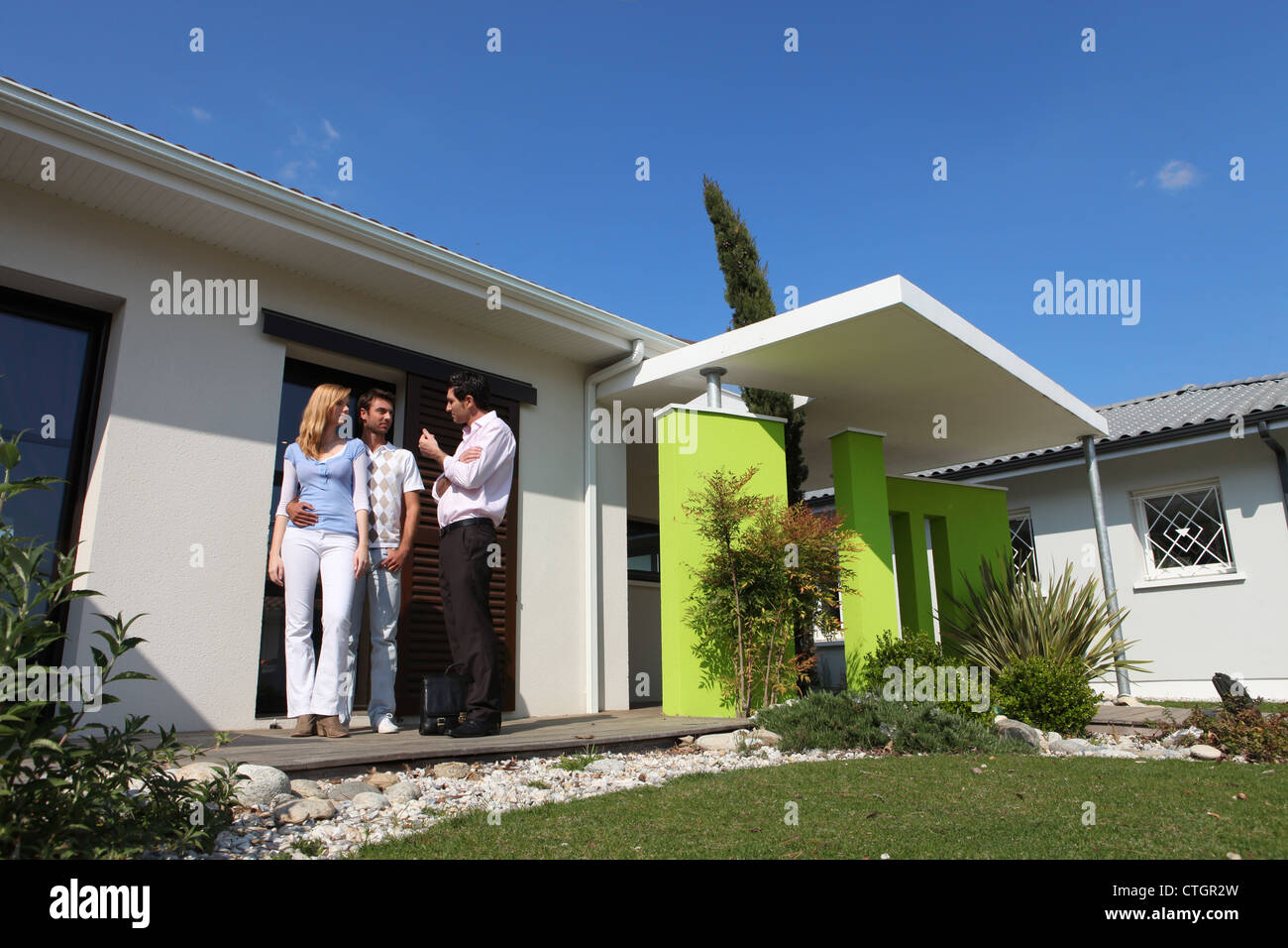 Couple visiting house sale hi-res stock photography and images - Alamy