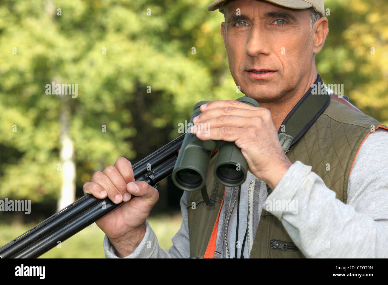 Shooting shotgun front hi-res stock photography and images - Alamy