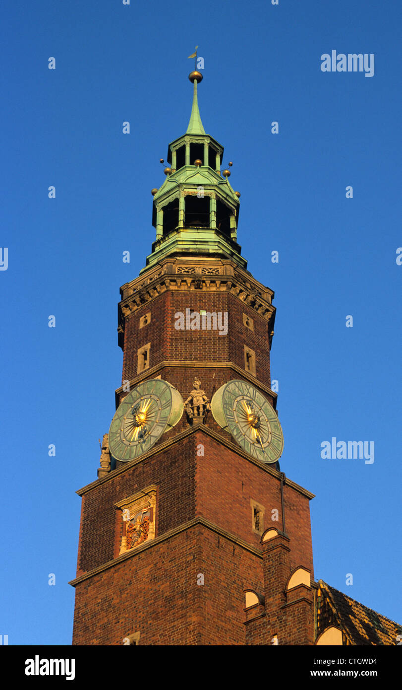 Clock townhall wroclaw poland hi-res stock photography and images - Alamy