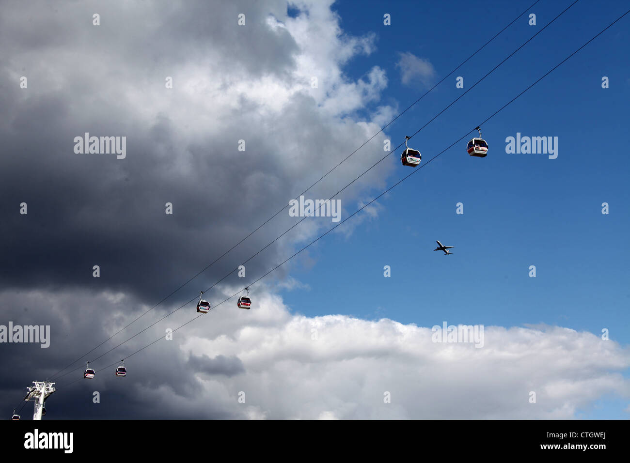 Emirates airline cable cars hi-res stock photography and images - Alamy