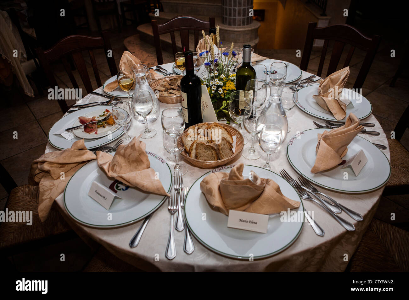 Place settings on dining table in restaurant Stock Photo - Alamy