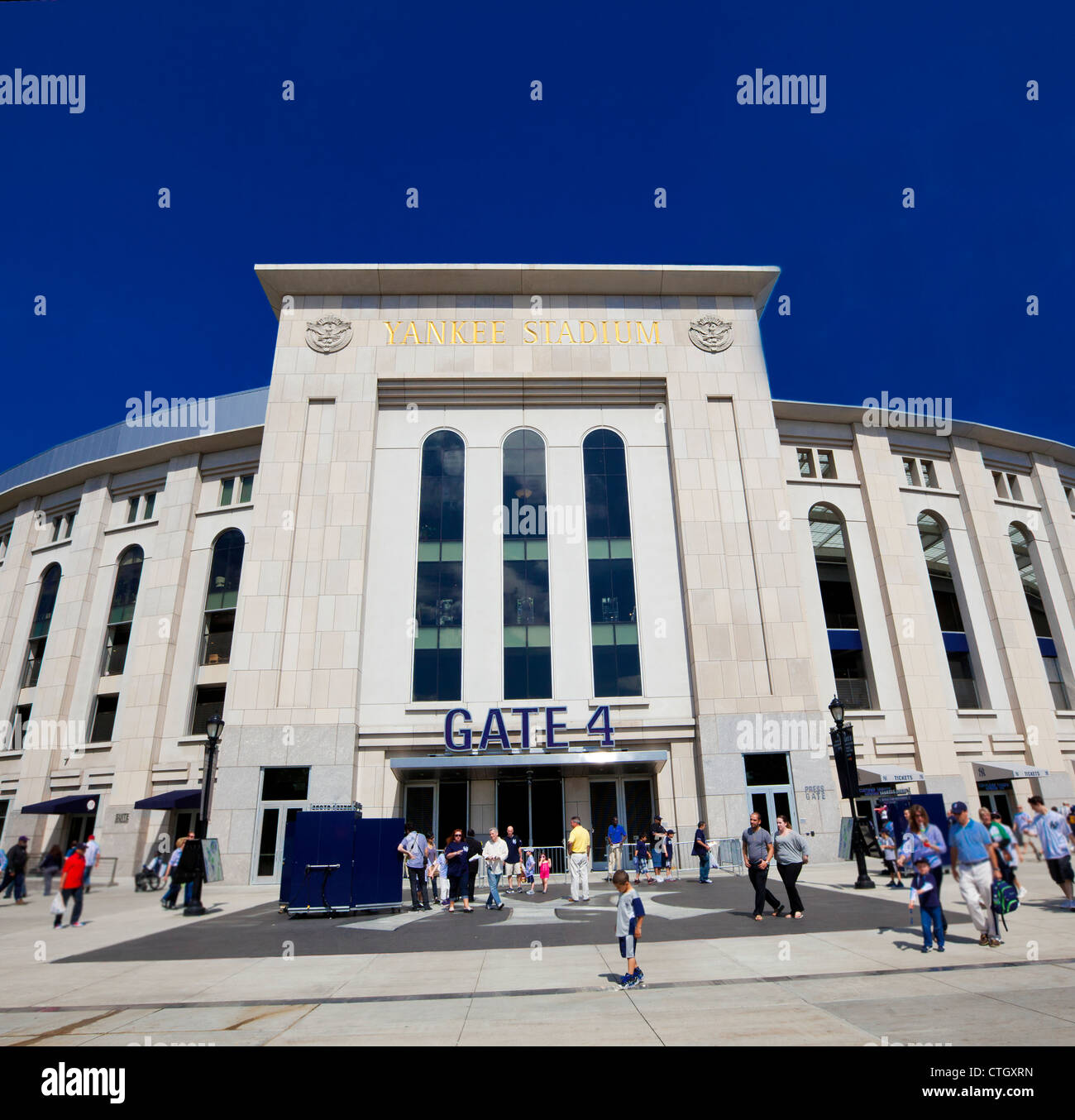 Yankees stadium crowd hi-res stock photography and images - Alamy