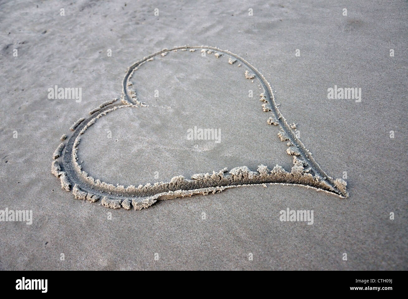 A heart shape carved in the sand at the beach Stock Photo - Alamy