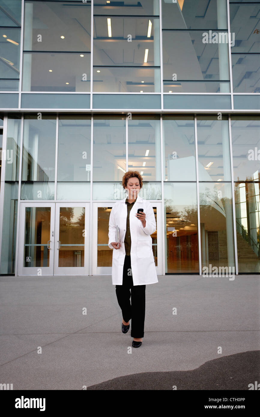 Doctor walking hi-res stock photography and images - Alamy
