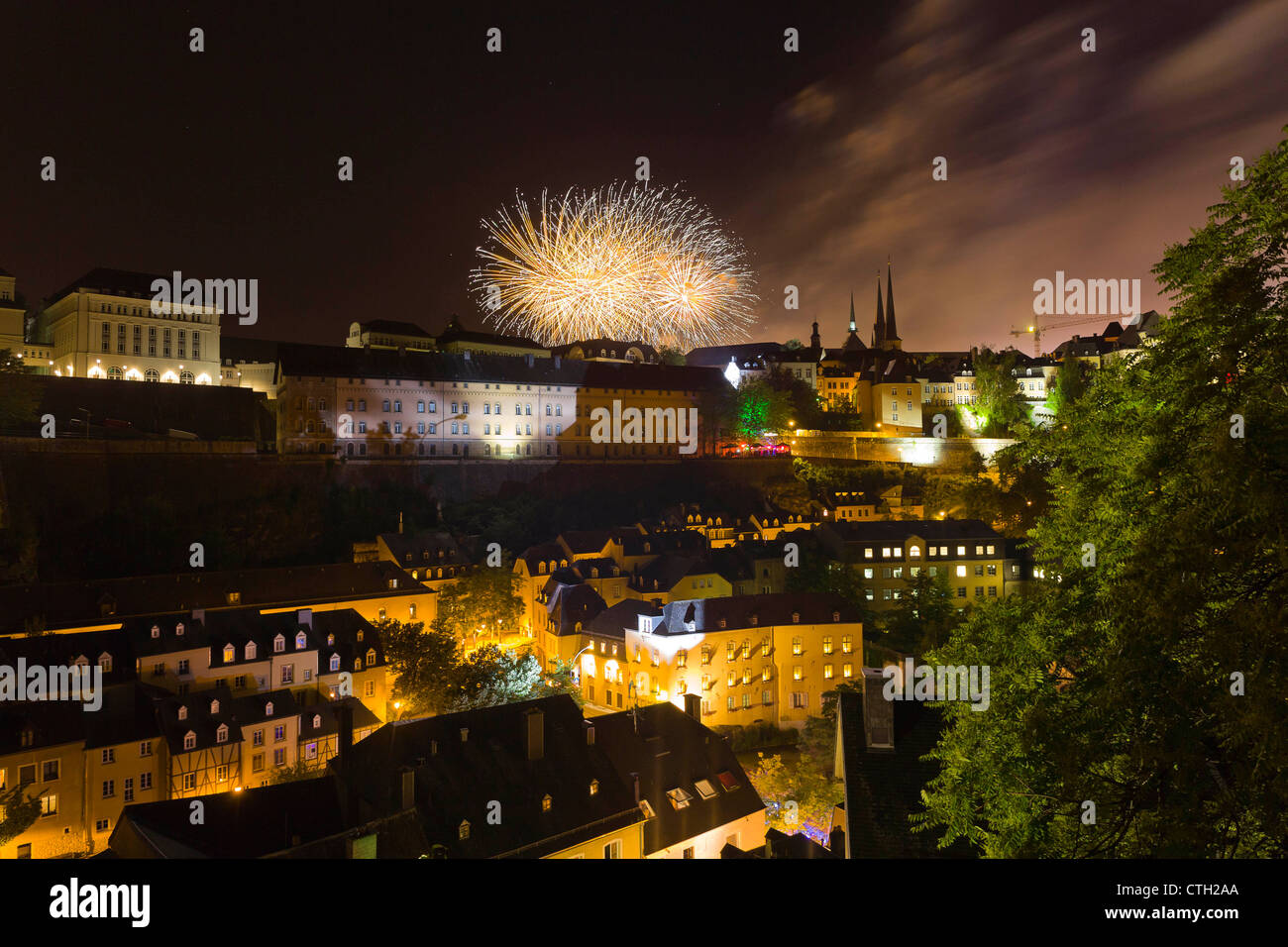 Night view from the plateau du Rham at the Grund valley and the old ...