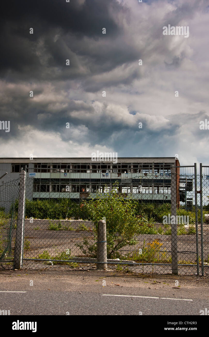 Derelict abandoned office block Stock Photo - Alamy