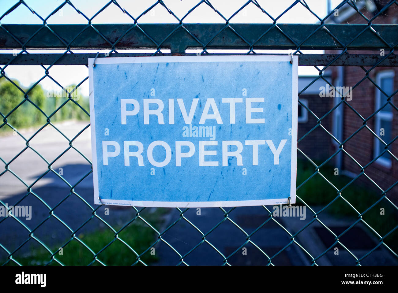 private property sign on wire fence Stock Photo - Alamy