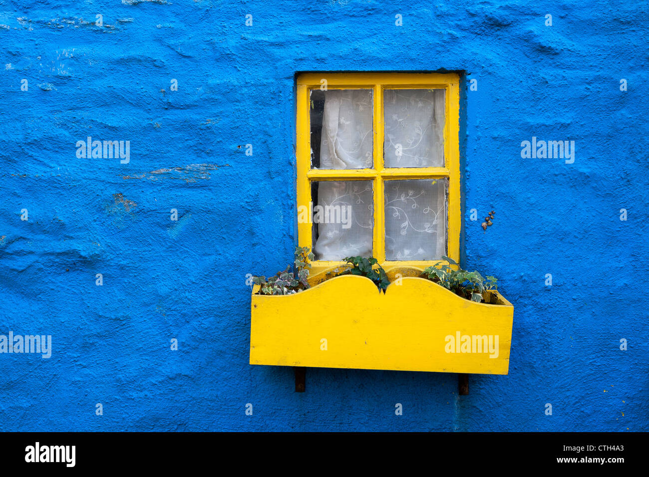 Yellow window hi-res stock photography and images - Alamy