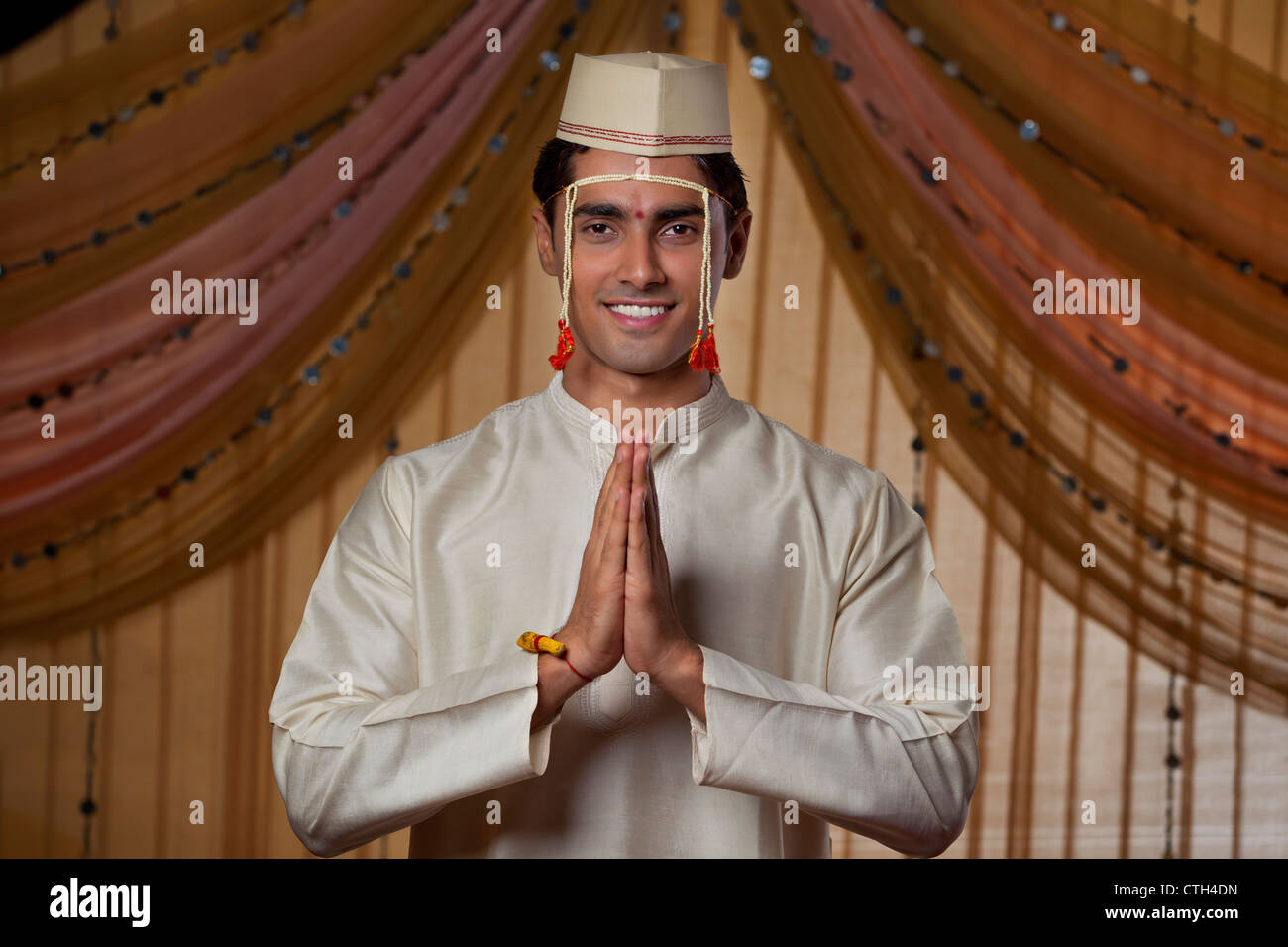 Smiling Maharashtrian groom doing Namaste Stock Photo - Alamy