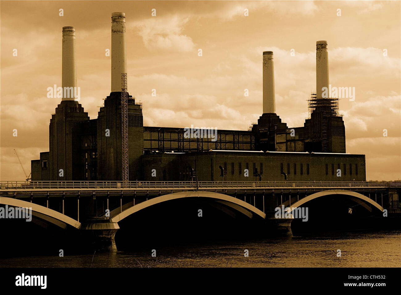 Battersea Power Station from Chelsea Bridge Stock Photo - Alamy