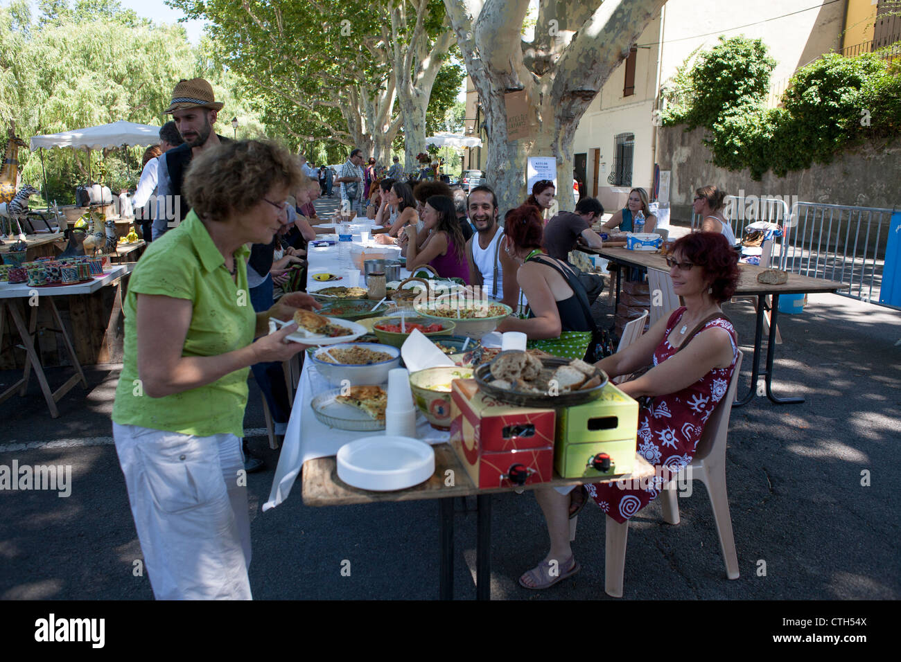 Communal meal hi-res stock photography and images - Alamy