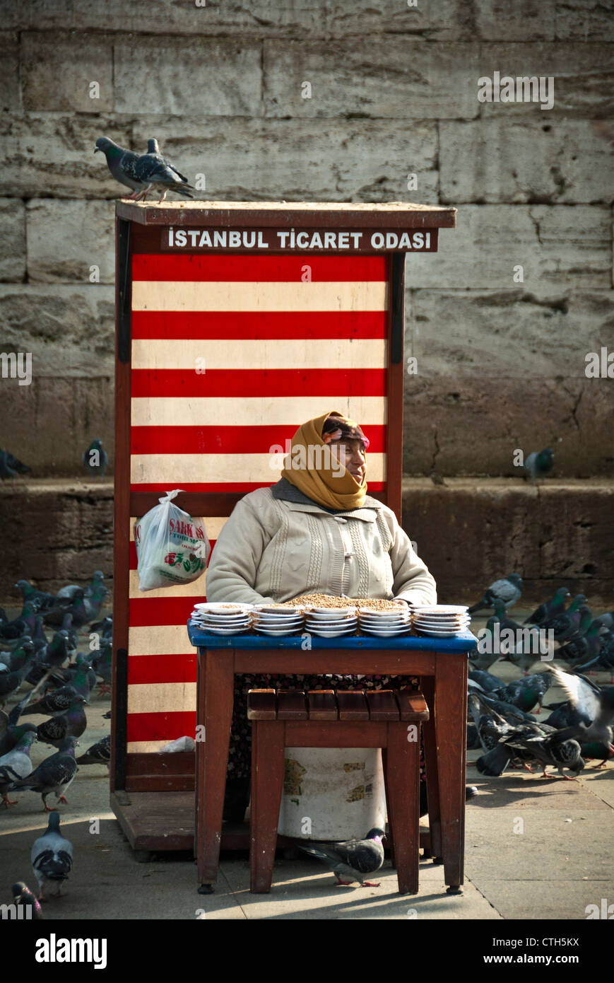 Pigeon vendor hi-res stock photography and images - Alamy