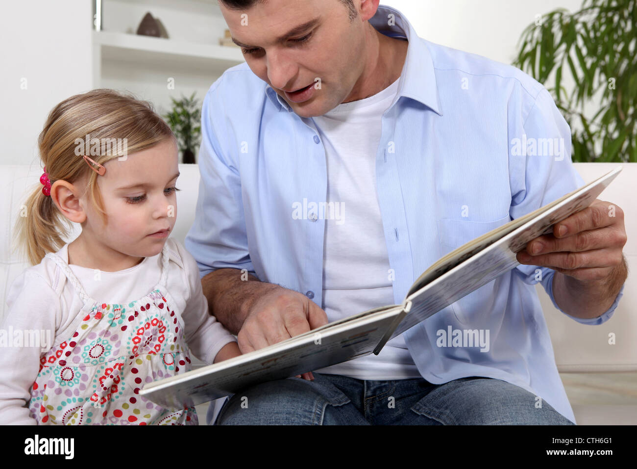 Father reading to his daughter Stock Photo - Alamy