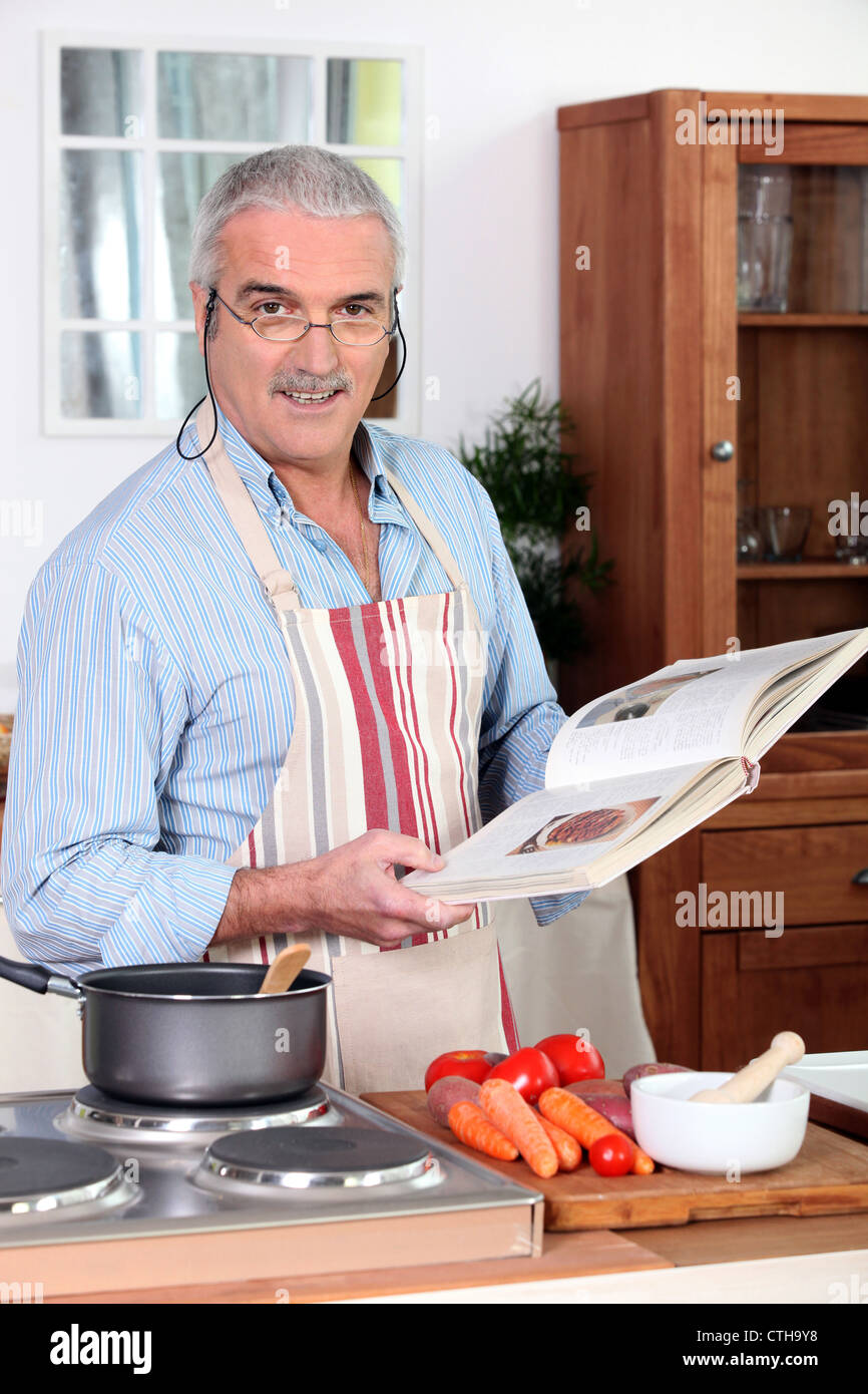 Elderly man cooking Stock Photo - Alamy