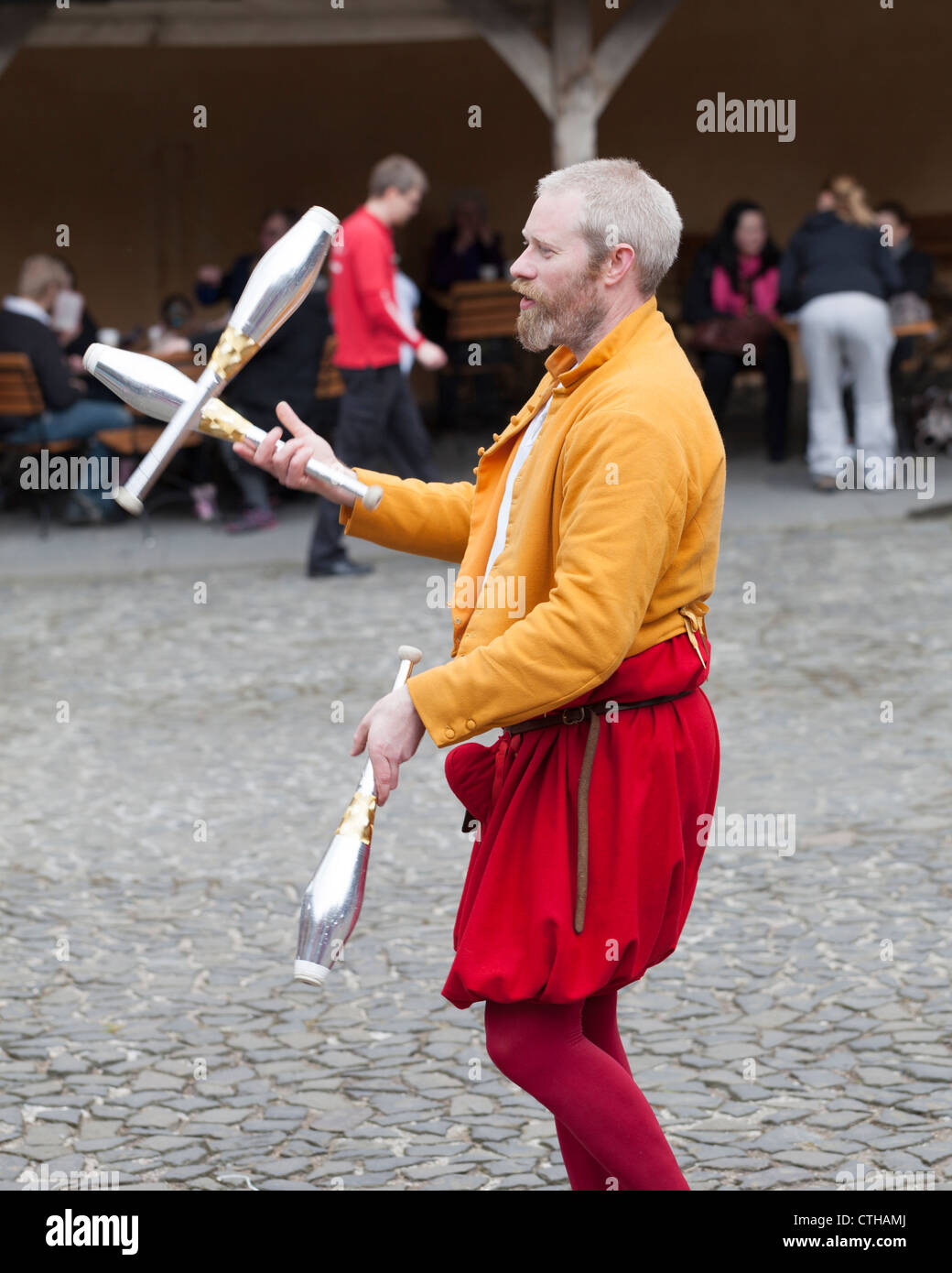 Juggler in historic costume entertains crowd Stock Photo - Alamy