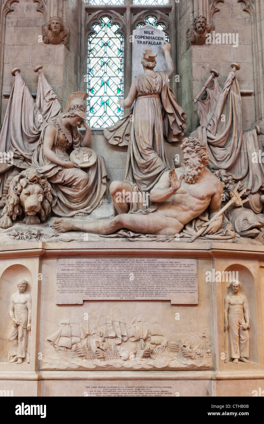 Statue guildhall hi-res stock photography and images - Alamy