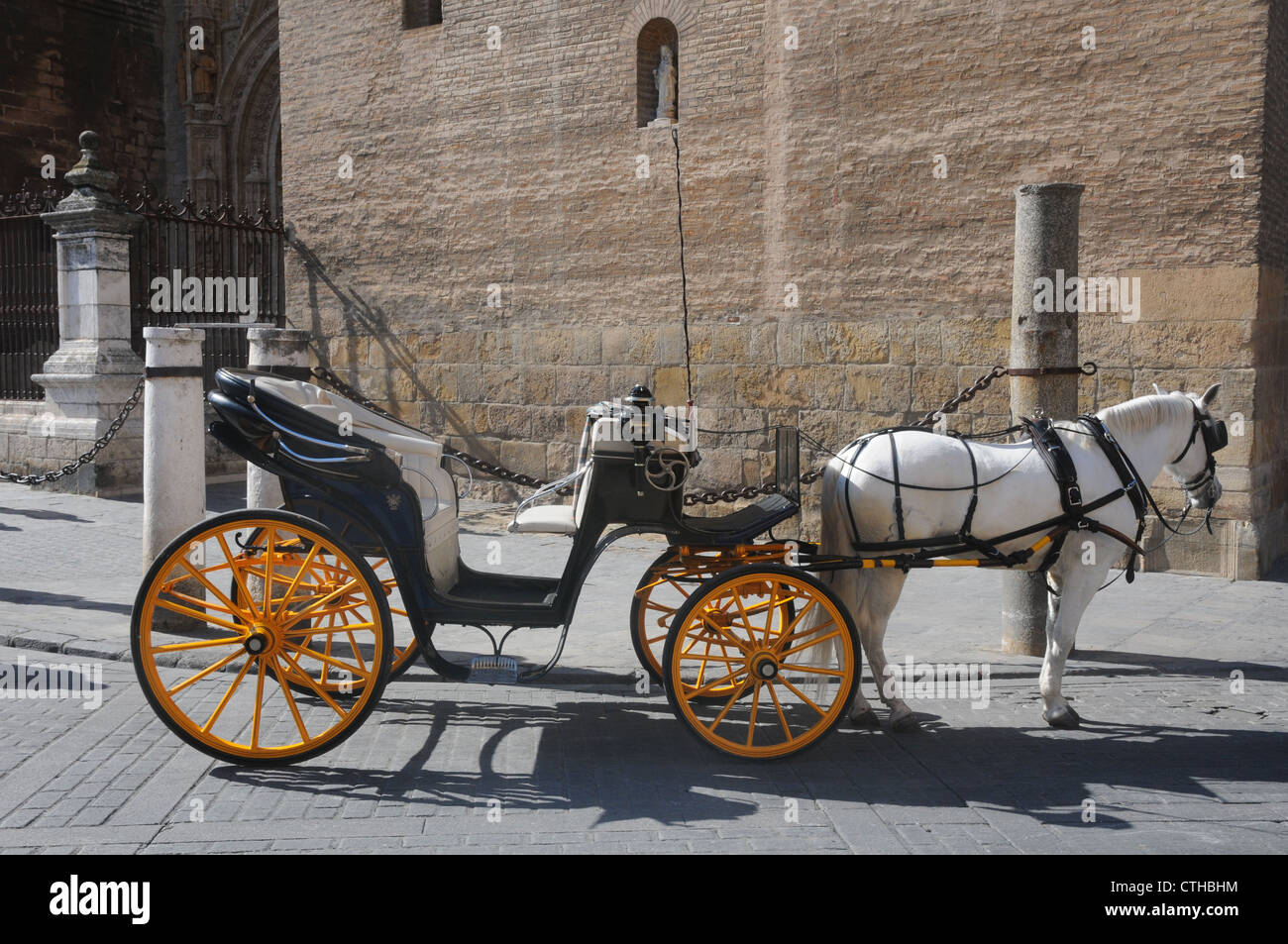 Empty horse carriage hi-res stock photography and images - Alamy
