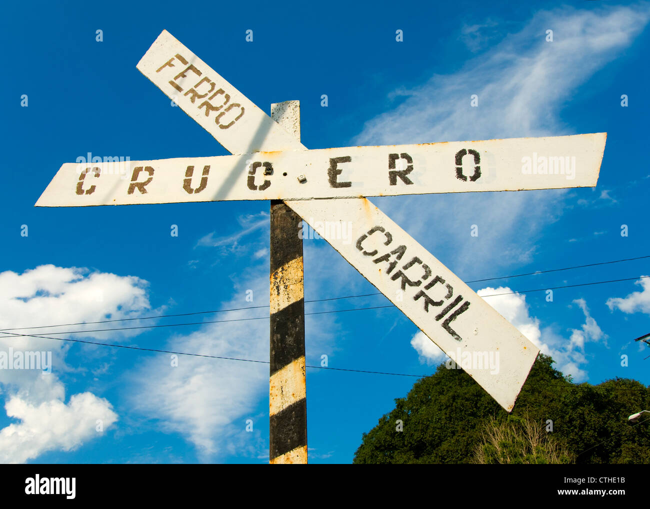 Railroad crossing sign spanish hi-res stock photography and images - Alamy