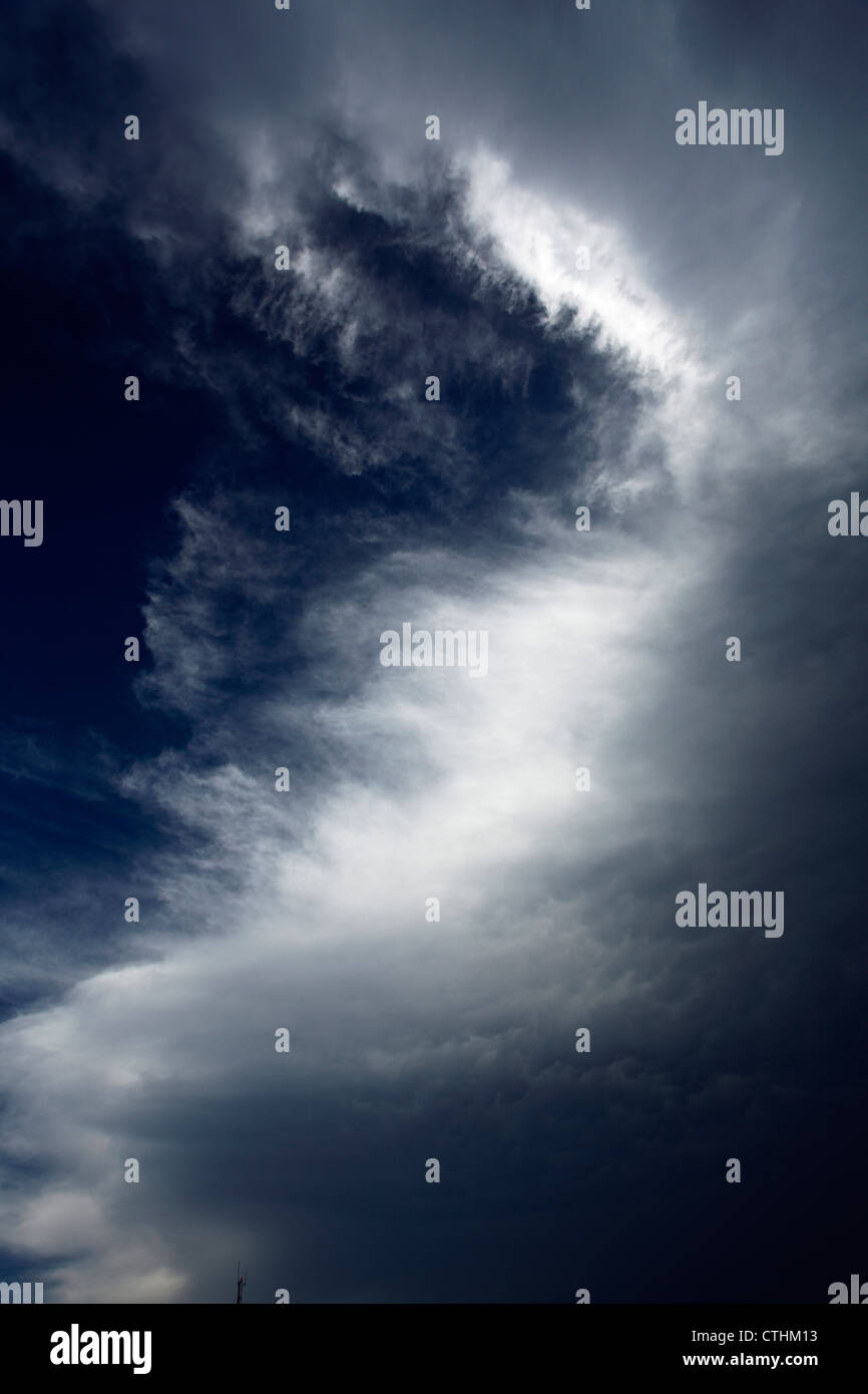 Anvil edge with underhanging mammatus Stock Photo - Alamy