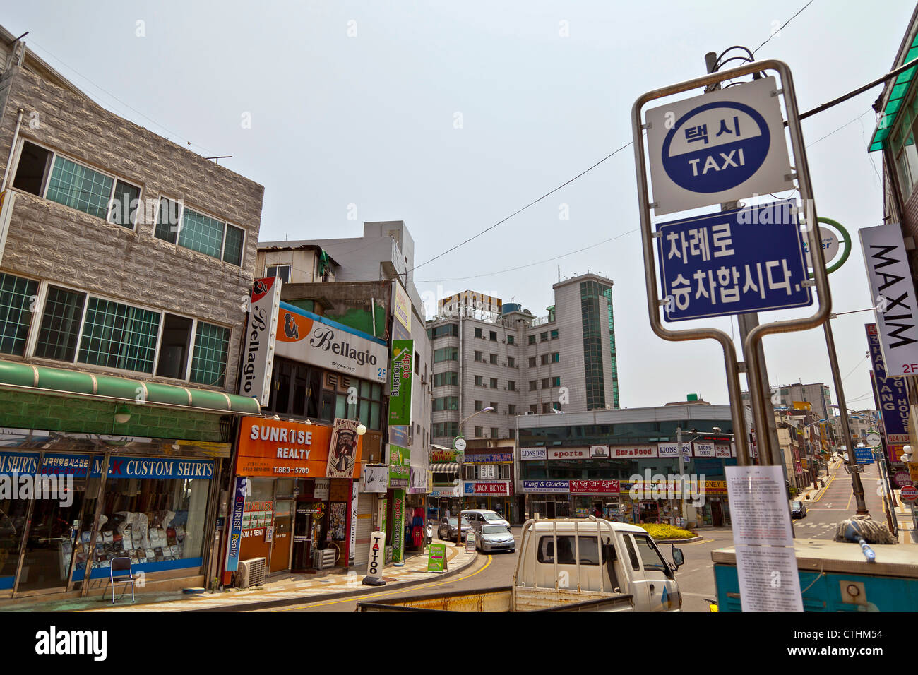Shinjang shopping district Stock Photo - Alamy
