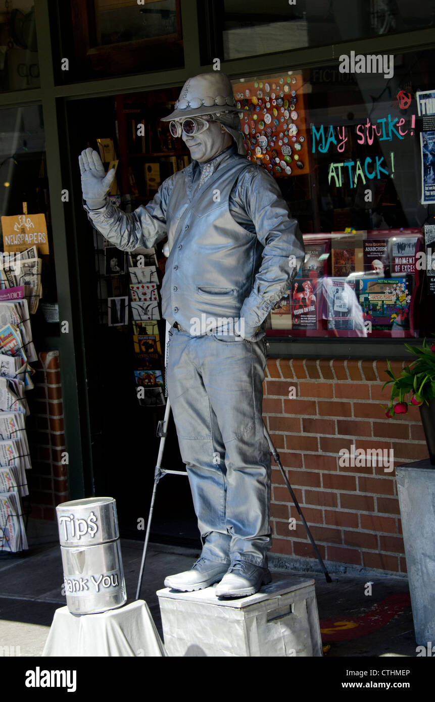 Silver statue performer hi-res stock photography and images - Alamy