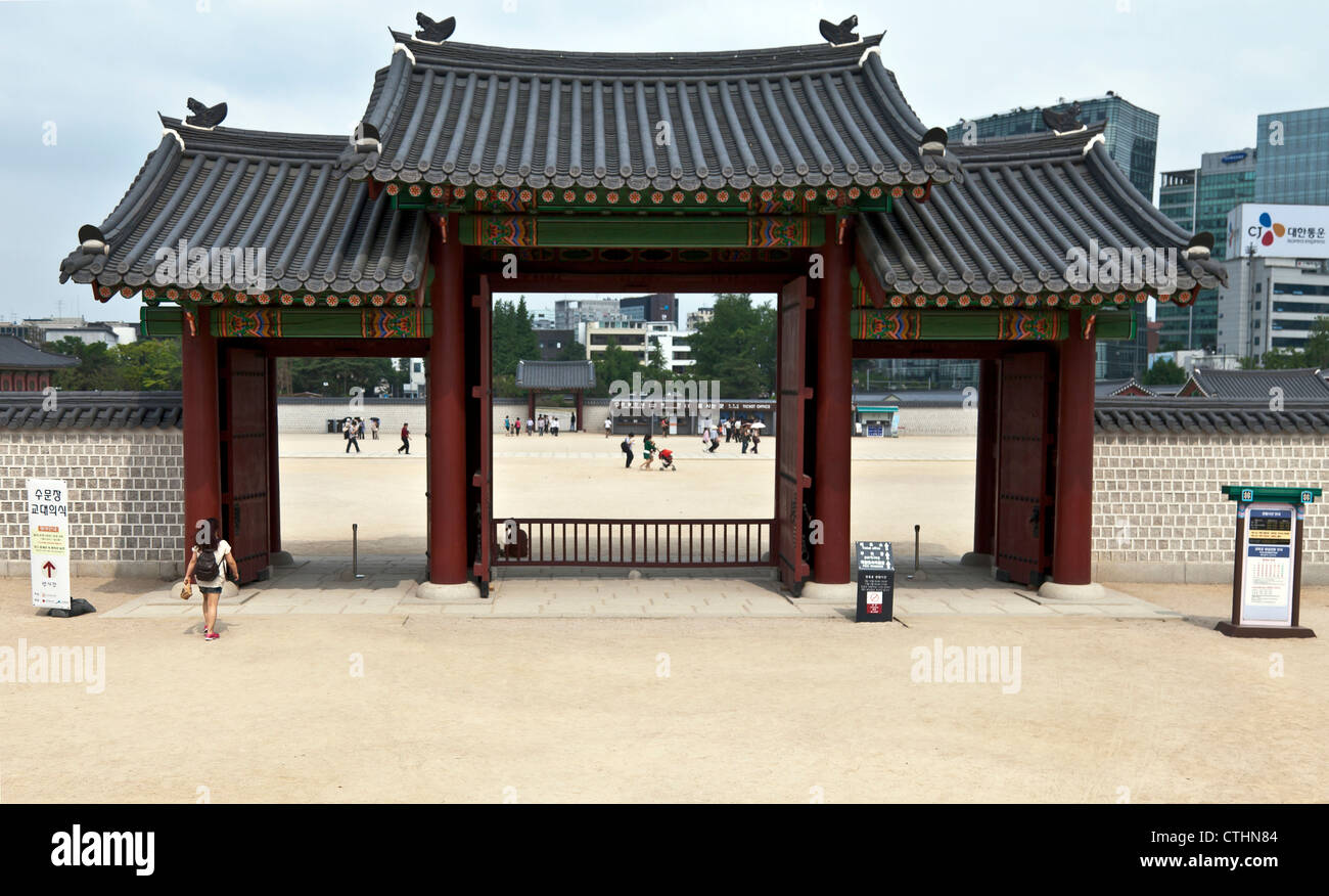 Gyeongbokgung Palace gate Stock Photo - Alamy