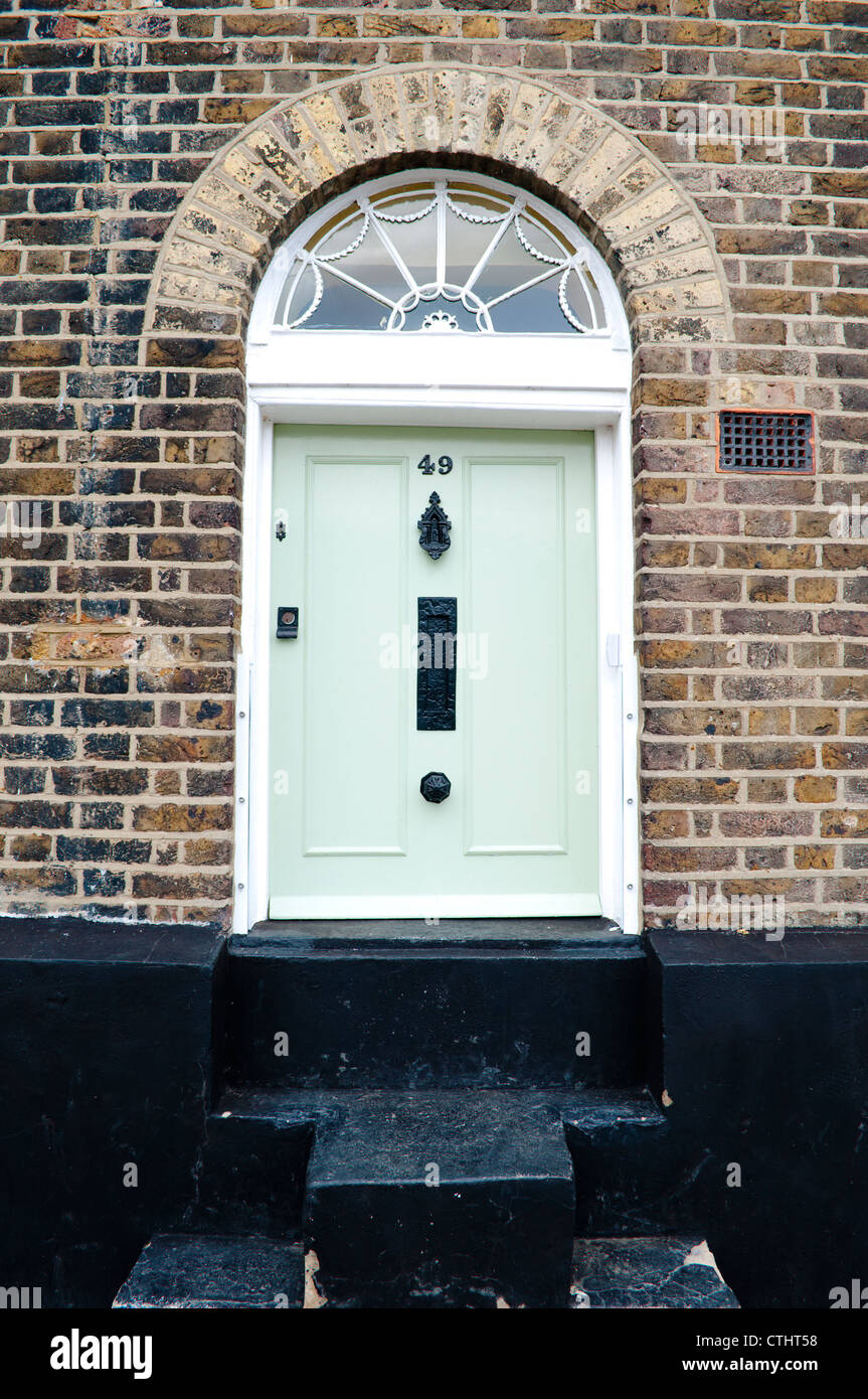 Small house uk hi-res stock photography and images - Alamy